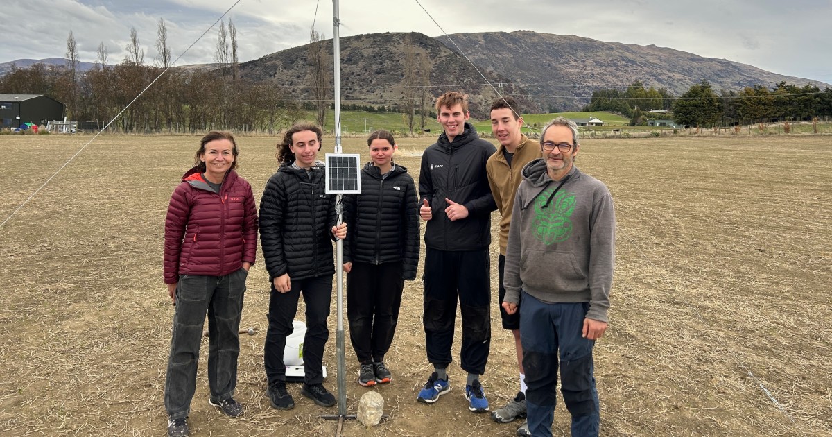 Wānaka teens take part in world-first science course | Crux