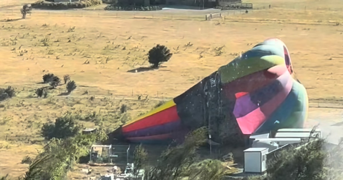 Ten people hurt as hot air balloon crashes into Otago fence | Crux