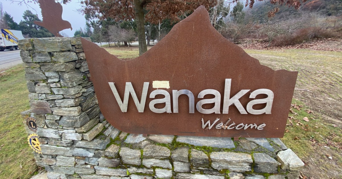 Wānaka's welcome signs to get permanent spelling fix | Crux