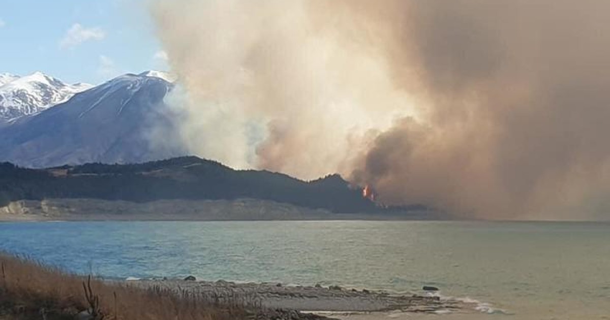 Crews battle Aoraki/Mt Cook fire for second day | Crux